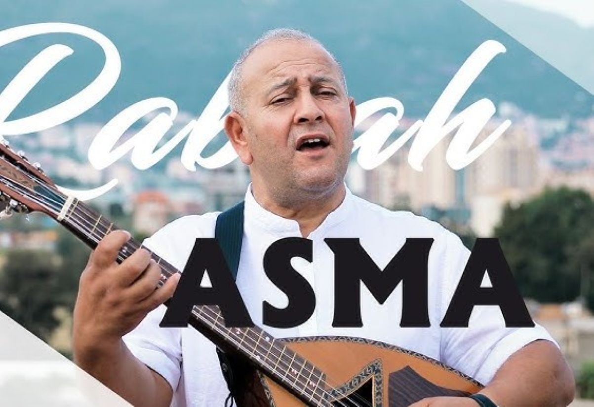 Rabah Asma surprend son public après un drapeau du MAK brandi en plein ...